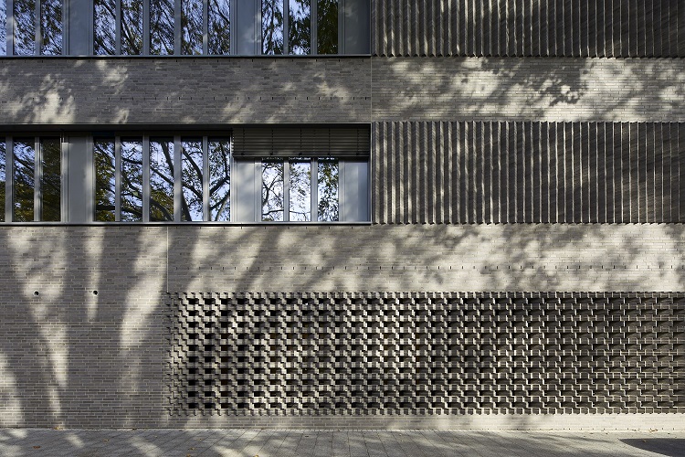 Vormstenen en verbanden verlenen façade plasticiteit | Stedebouw ...